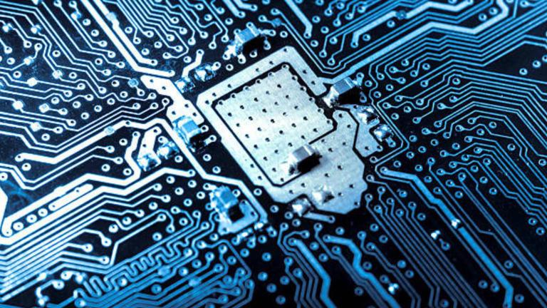 Tiny device, massive leap: Japanese scientists make new silicon-free transistors