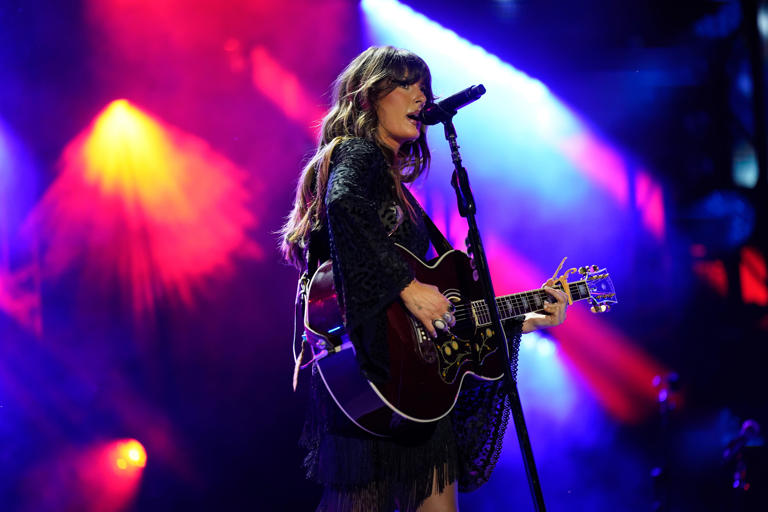Ella Langley's solo tour kicks off this week, tickets are still available!