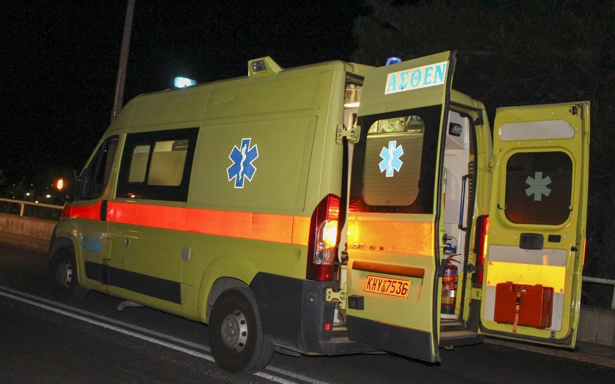 Τραγωδία στο Μενίδι: Πέθανε ο οδηγός που καρφώθηκε σε δέντρο τα ξημερώματα