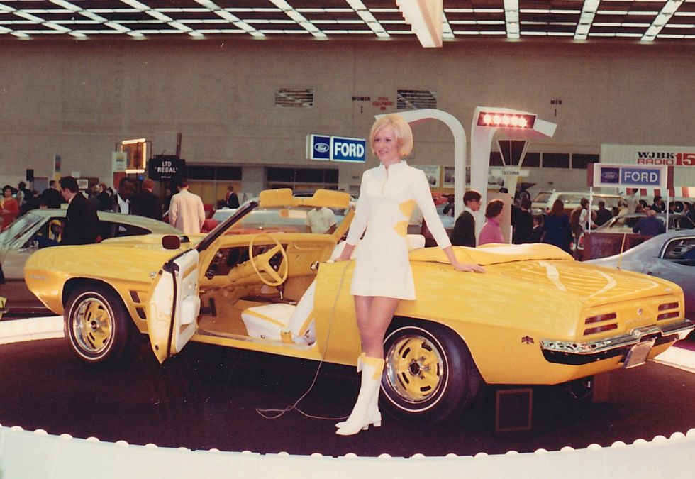 15 Photos That Prove Car Shows Were Better In The 20th Century