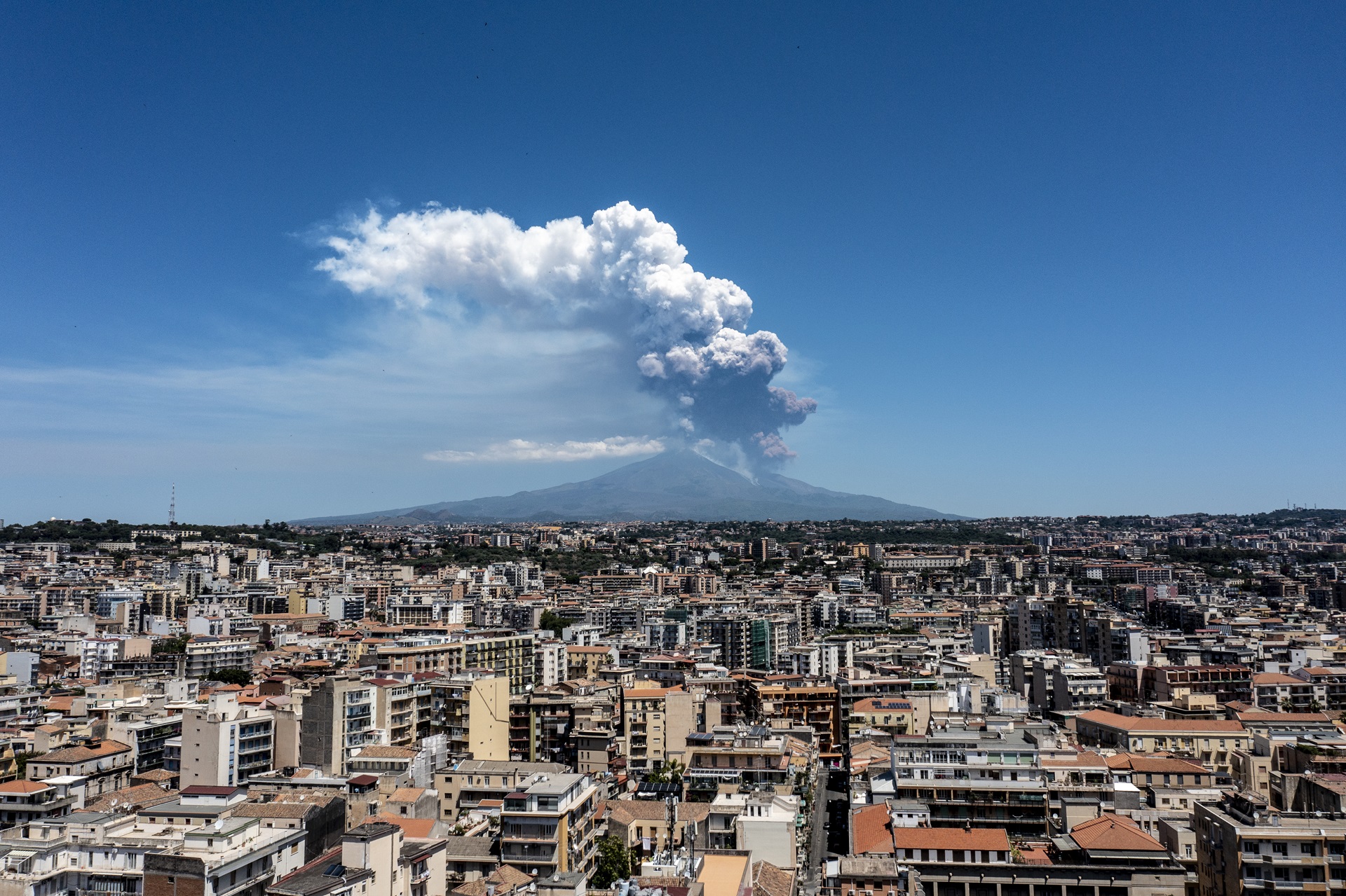 Etna in action: A new eruption shakes southern Italy