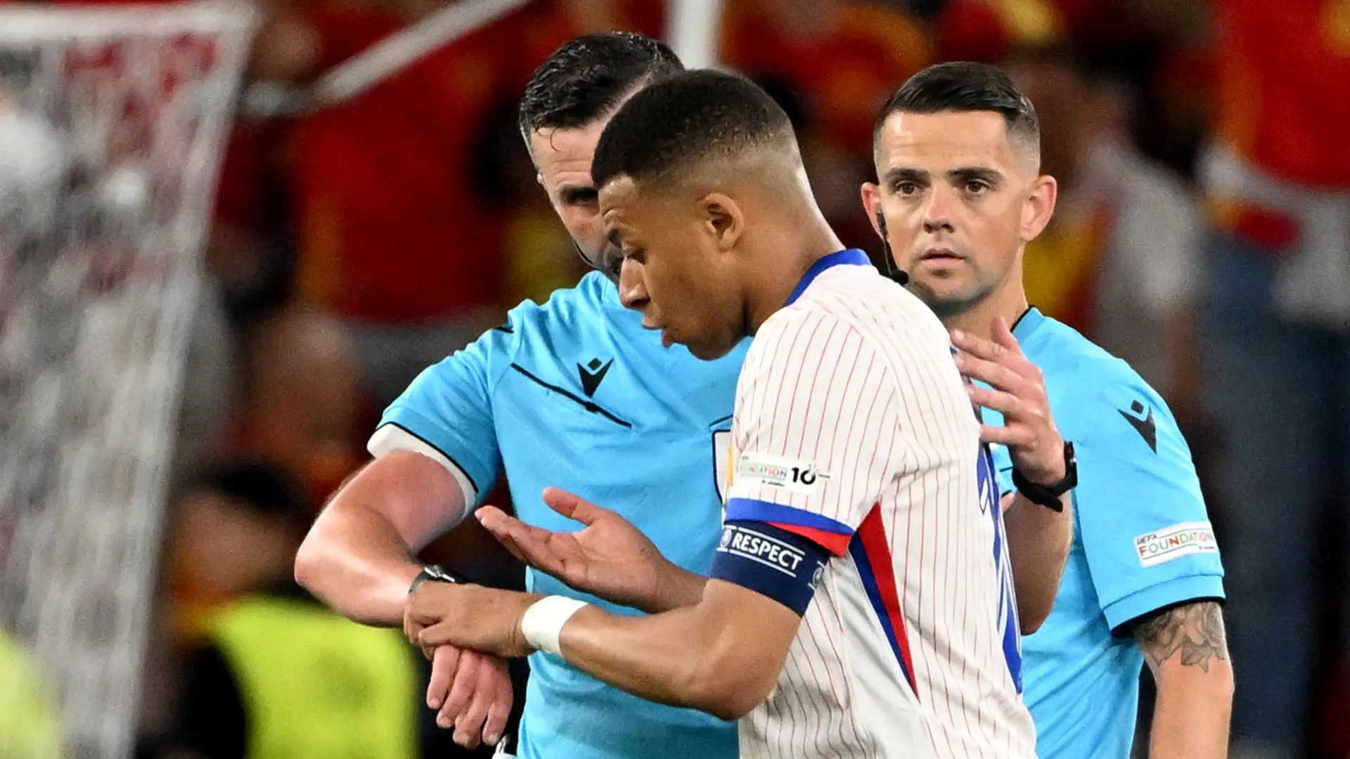 Kylian Mbappé non si fida: scena insolita sotto gli occhi di tutti, le foto