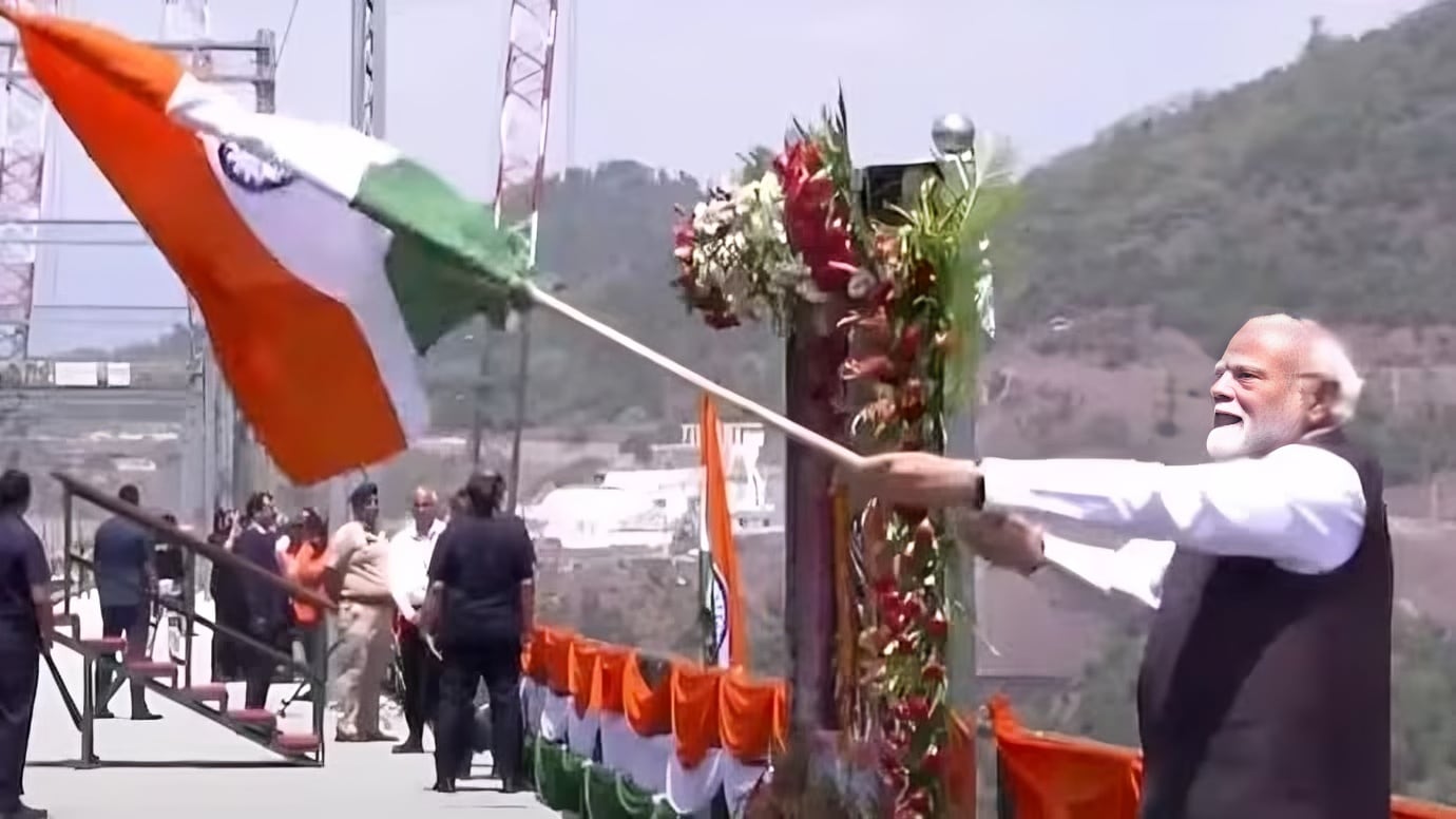 PM Modi inaugurates world's highest Chenab rail bridge, flags off Katra ...