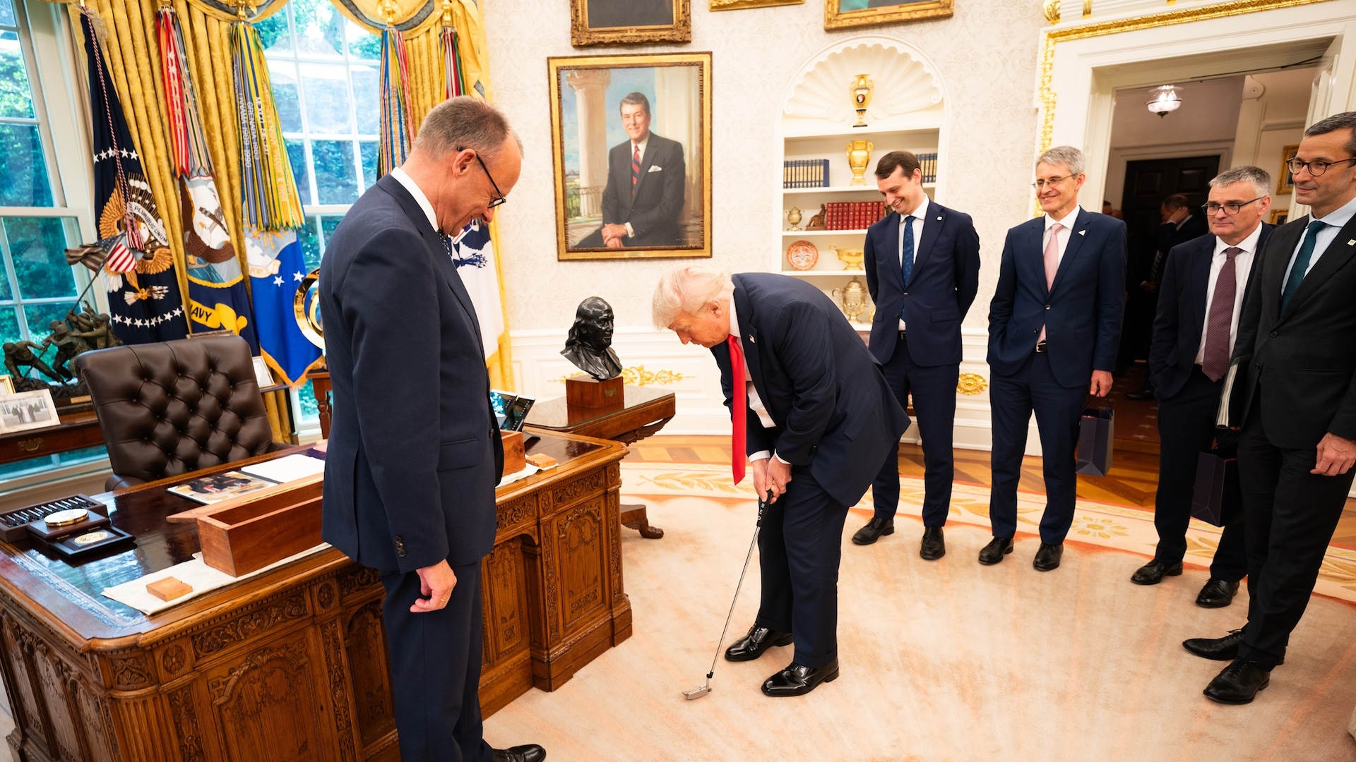 "Das ist wunderschön": Trump begeistert von Merz' goldenem Gastgeschenk