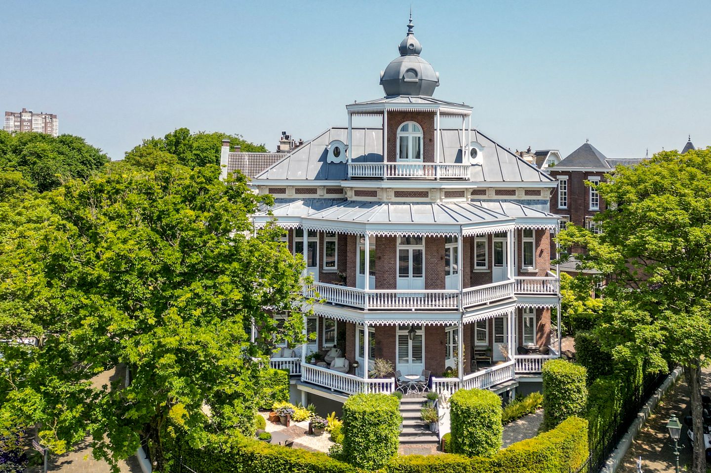 Steenrijke voetbalmakelaar Rob Jansen verkoopt voor ruim € 4,7 miljoen ...