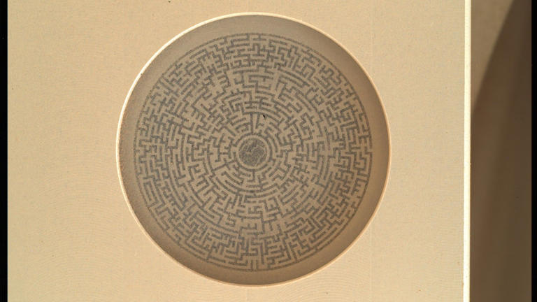 Why does NASA's Perseverance rover keep taking pictures of this maze on ...