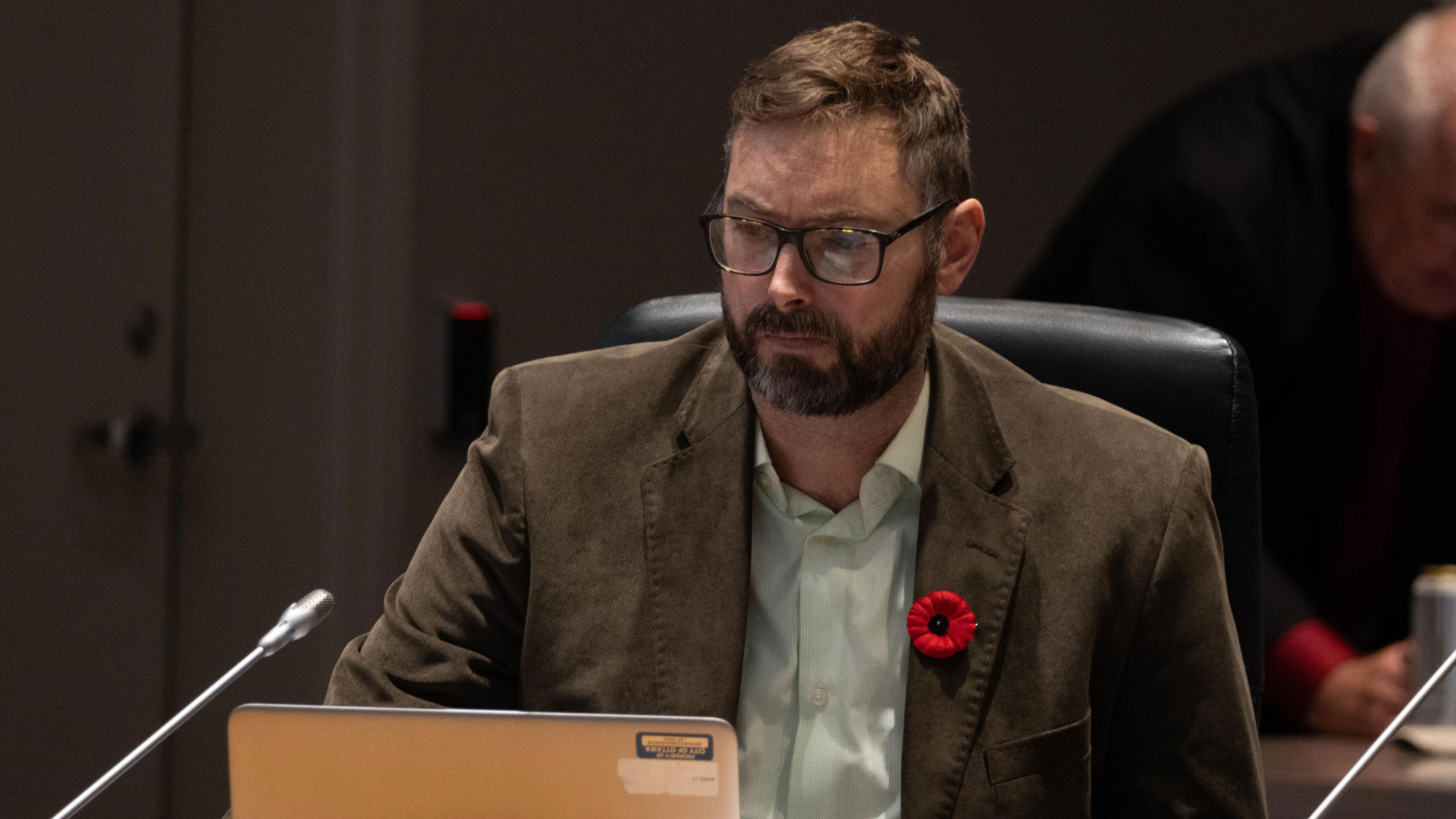 Avenue Grove : l’étroitesse de la rue force les autobus à rouler sur le ...