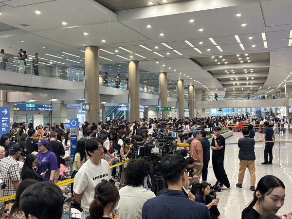 [442.live] ‘11회 연속 WC 본선 진출’...입국장에 몰린 구름인파→‘캡틴’ 손흥민 등장하자 환호