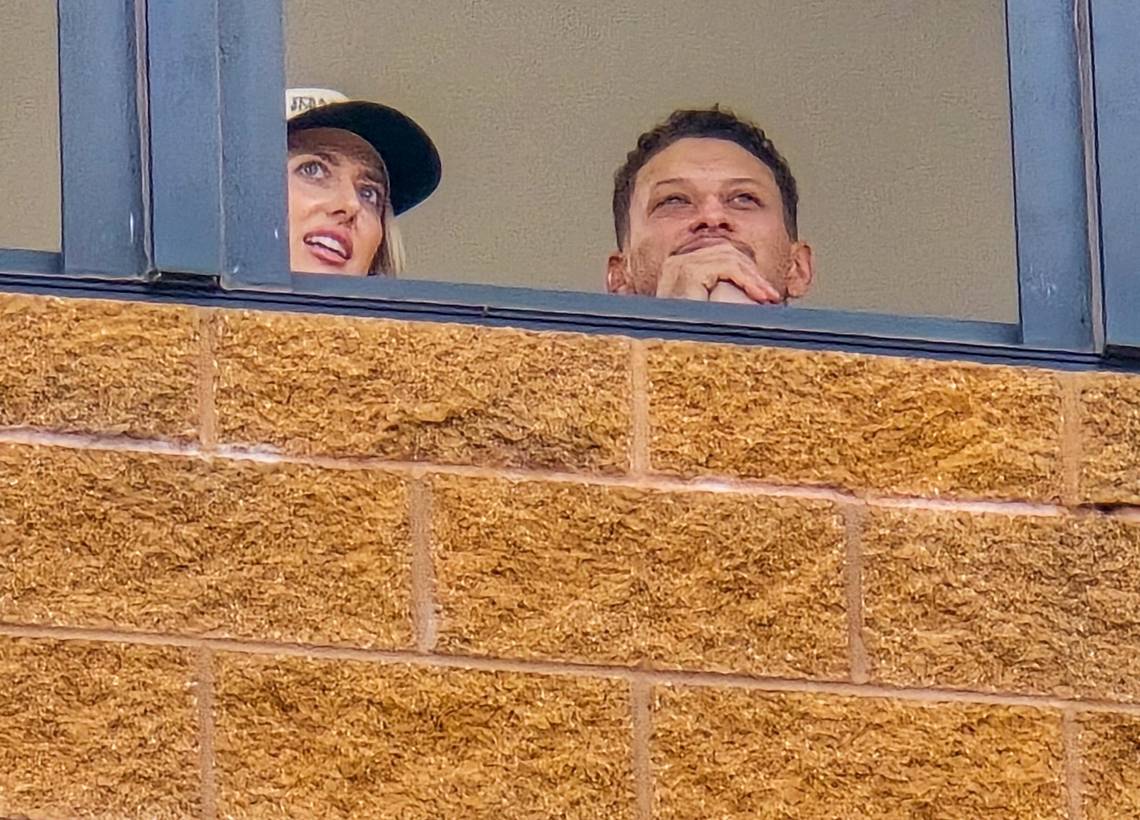 Taylor Swift fan irked TV cameras showed Chiefs' Patrick Mahomes at ...