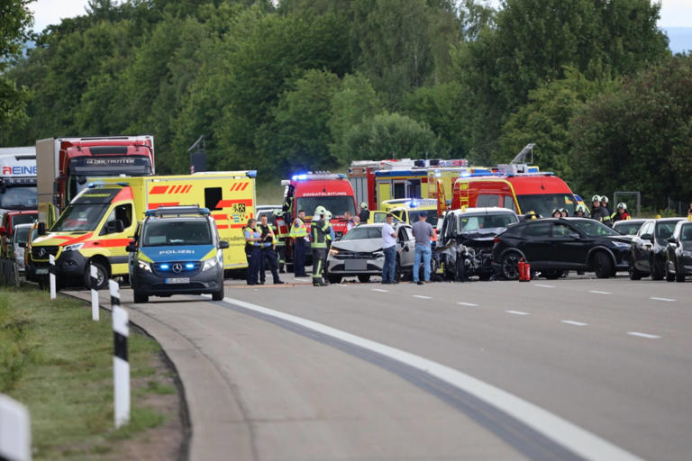A4 bei Frankenberg: Unfall mit mehreren Autos - Autobahn in Richtung Dresden gesperrt