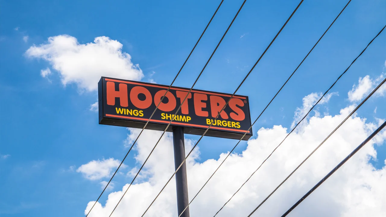 Hooters is abruptly closing more restaurants: See the list of doomed ...