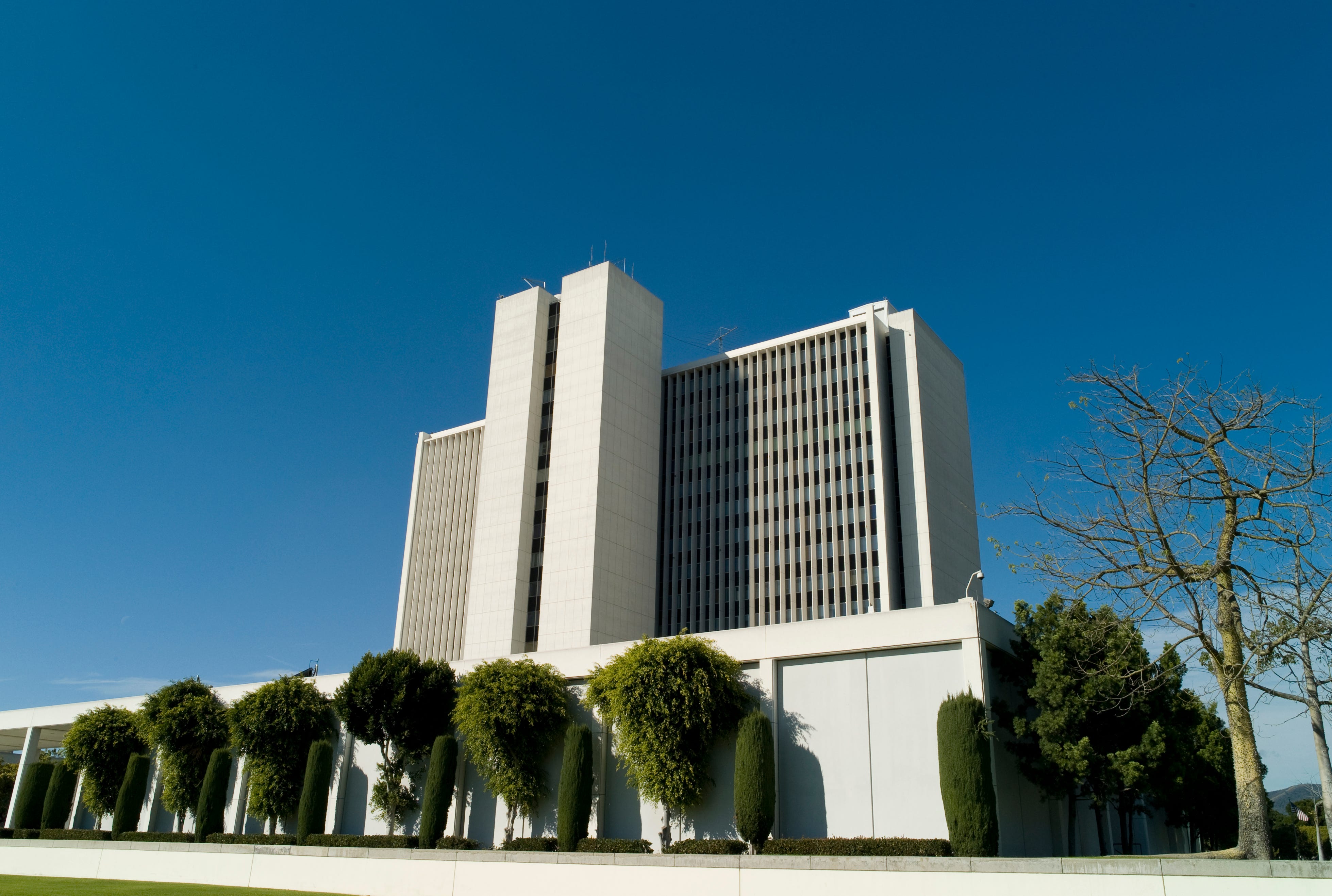 Immigrants at ICE check-ins detained, held in basement of L.A. federal ...