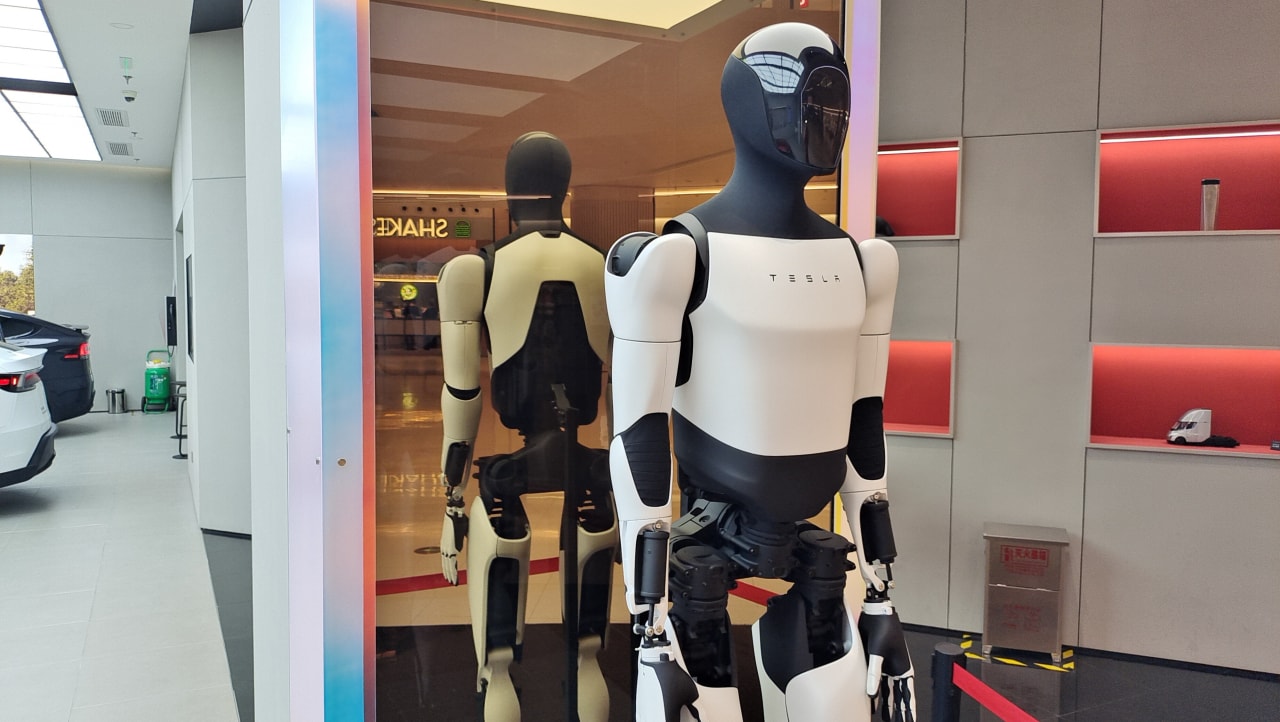 Tesla Loses Leader of Optimus Robotics Project