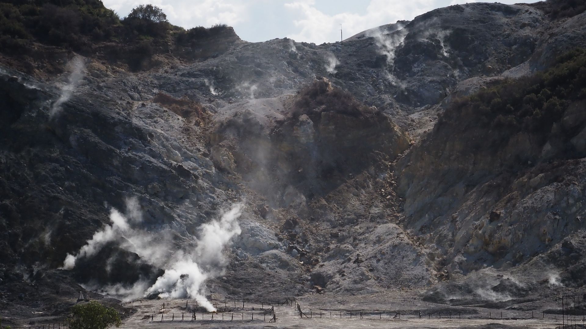 Hidden layer beneath Italy's Campi Flegrei caldera may explain why it's ...