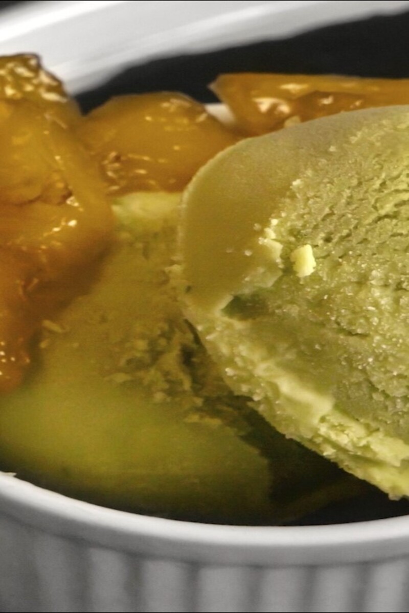 Gelado de coco e abacate com ananás e rum