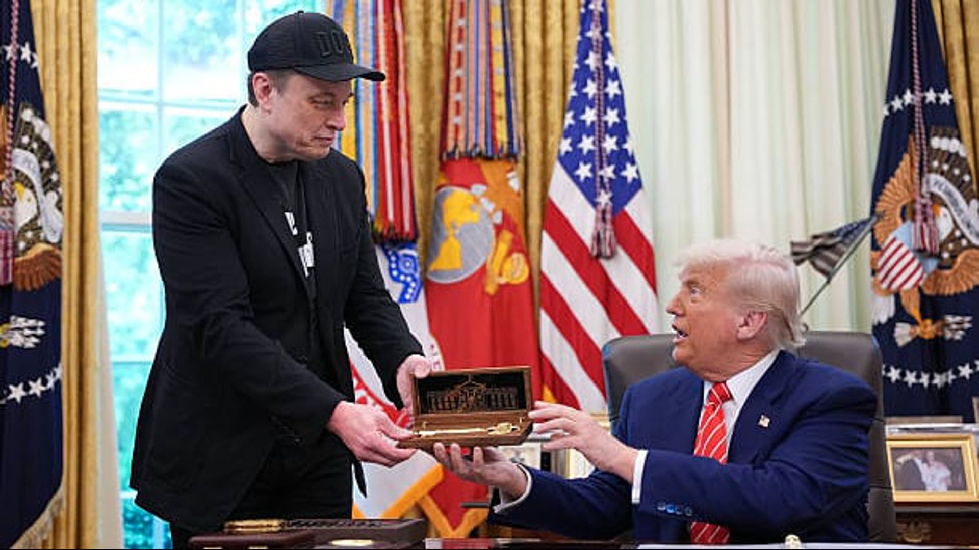 トランプ氏とマスク氏が決裂 政府契約打ち切り示唆