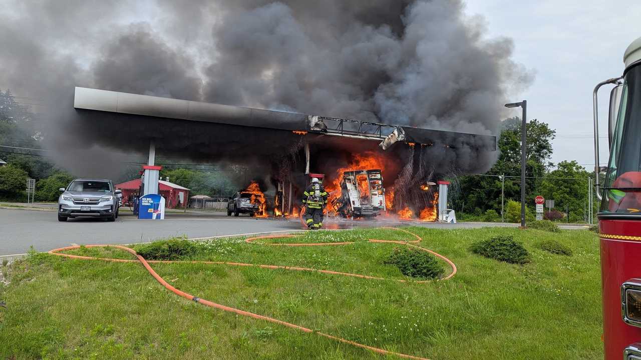 Large Car Fire Erupts At USA Gas In Ballston Spa