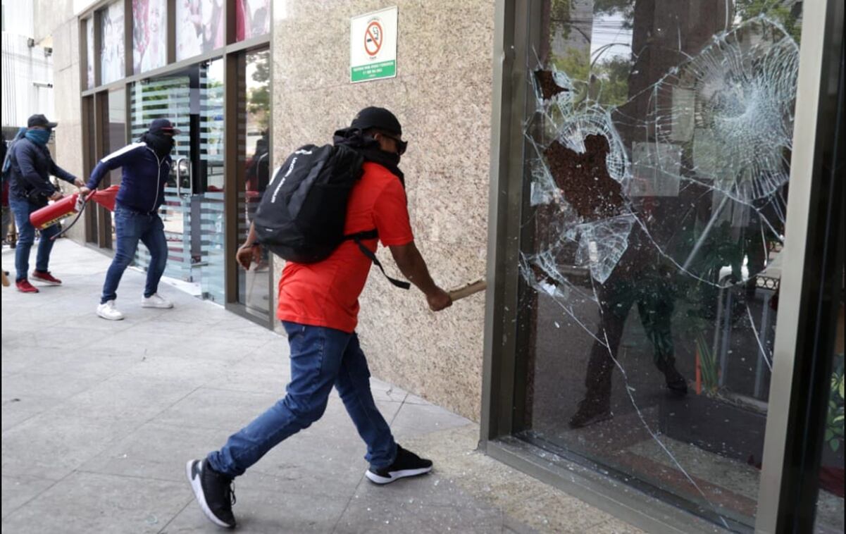 Segob repudia "actos vandálicos" de la CETEG en Torre Bienestar; llama ...