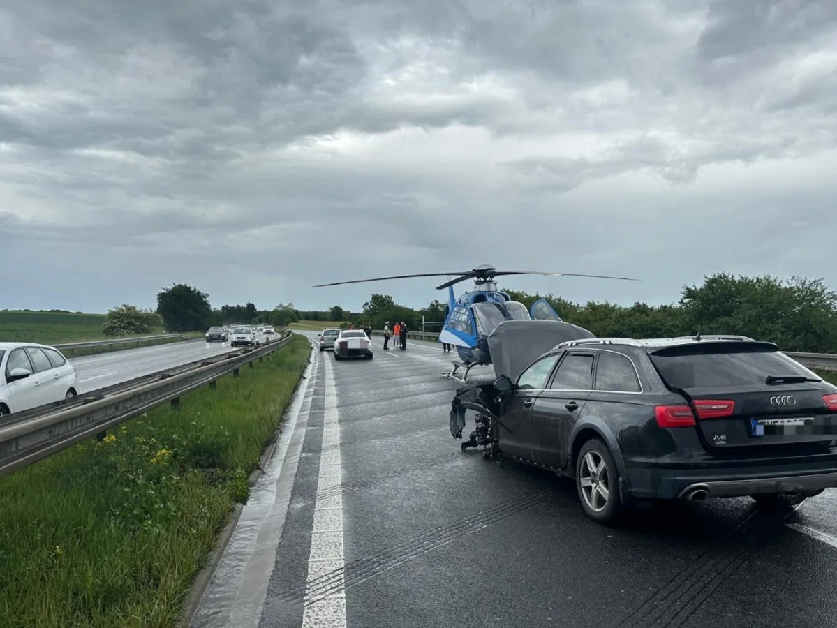 Dálnici D10 uzavřela nehoda více aut, řidič dostal aquaplaning