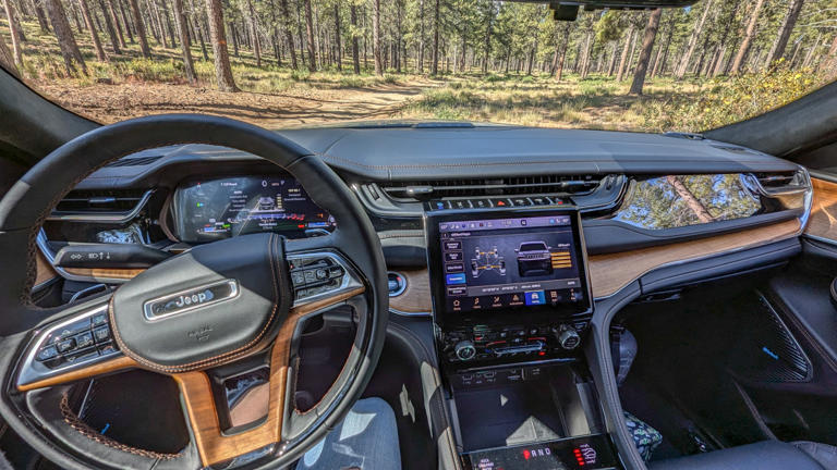 I Take the 2025 Jeep Grand Cherokee 4xe Summit Reserve Off-Road to Test ...