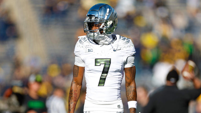 Oregon WR Evan Stewart, who bypassed the 2025 draft, tore his patellar ...