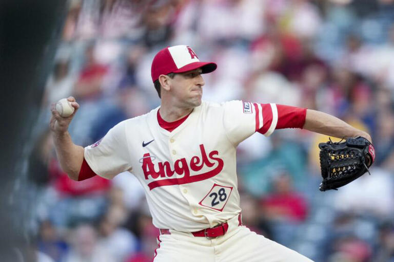 Kyle Hendricks earns win No. 100 and Chris Taylor shines in Angels' win