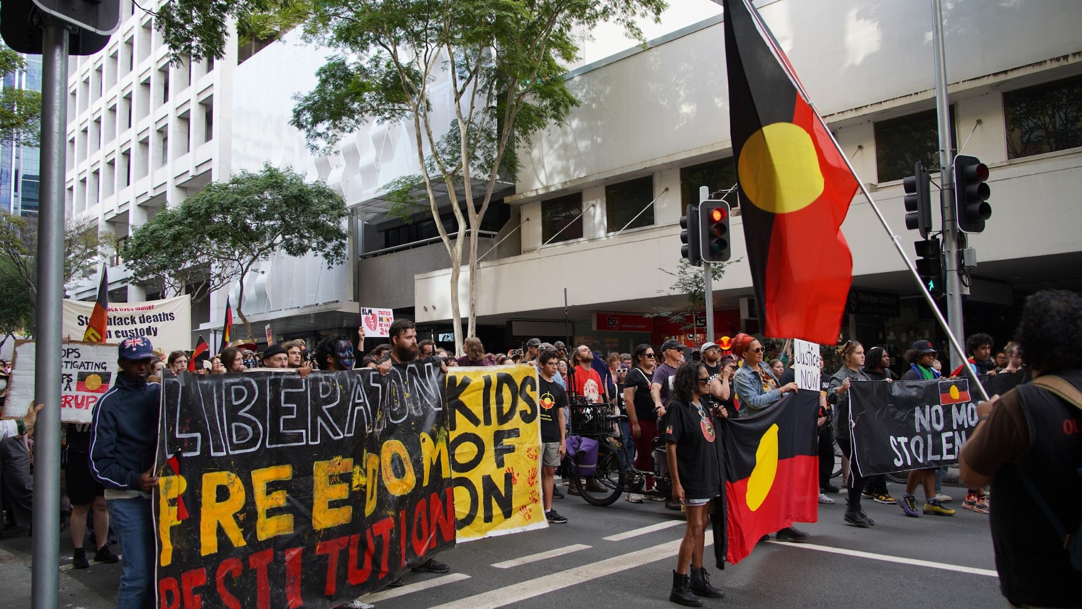Hundreds rally in Brisbane, Sydney over deaths in police custody
