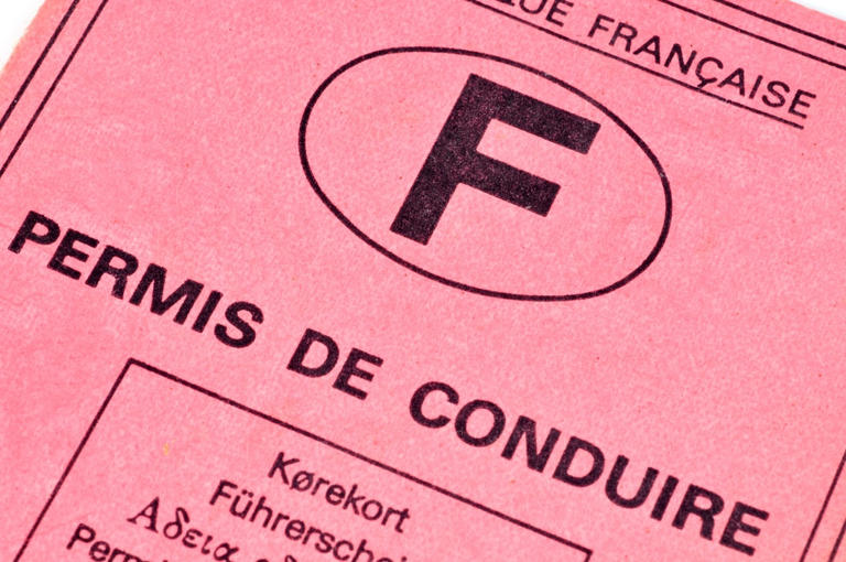 Attention, le permis de conduire rose ne sera bientôt plus valable ...