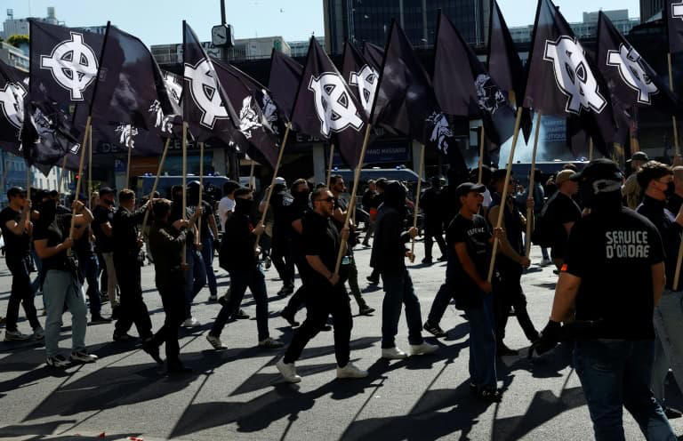 Attentat raciste à Puget-sur-Argens: que représente la menace terroriste d'extrême droite en France?