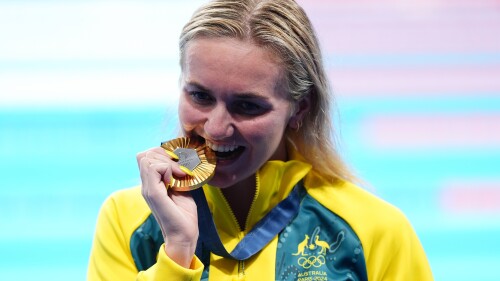 Summer McIntosh reclaims 400m freestyle world record with a big splash