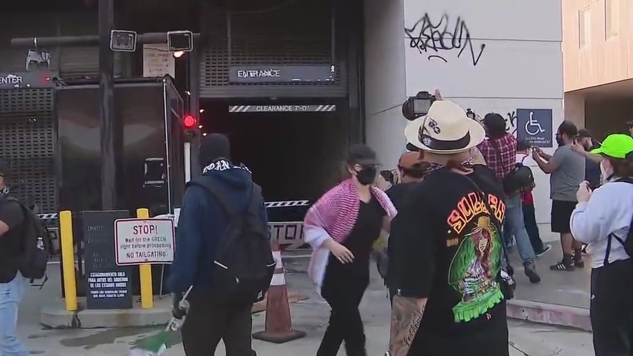 LA ICE raids: Protesters attempt to break into federal building