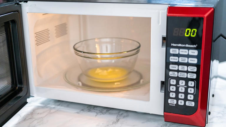 Can You Put A Glass Bowl In The Microwave? (How To Check If It's Safe)