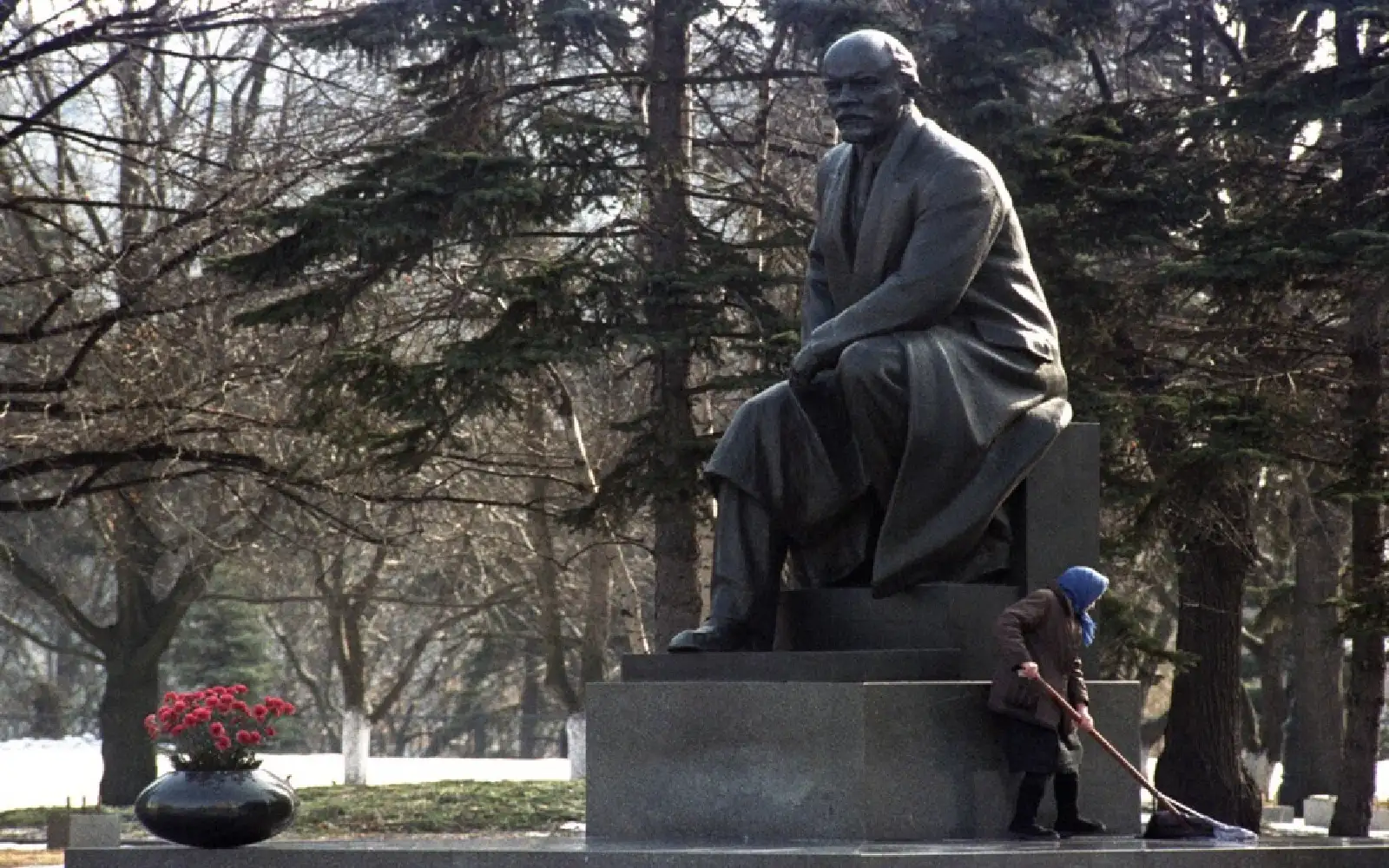 Kyrgyzstan dismantles Central Asia’s tallest Lenin statue