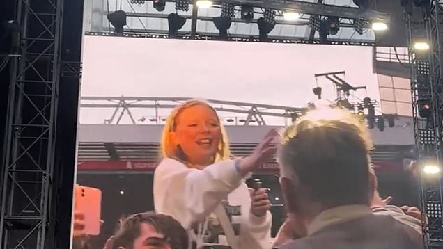 Bruce Springsteen gifts his harmonica to girl playing along in crowd