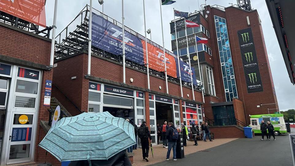 Isle of Man TT Senior race delayed by rain
