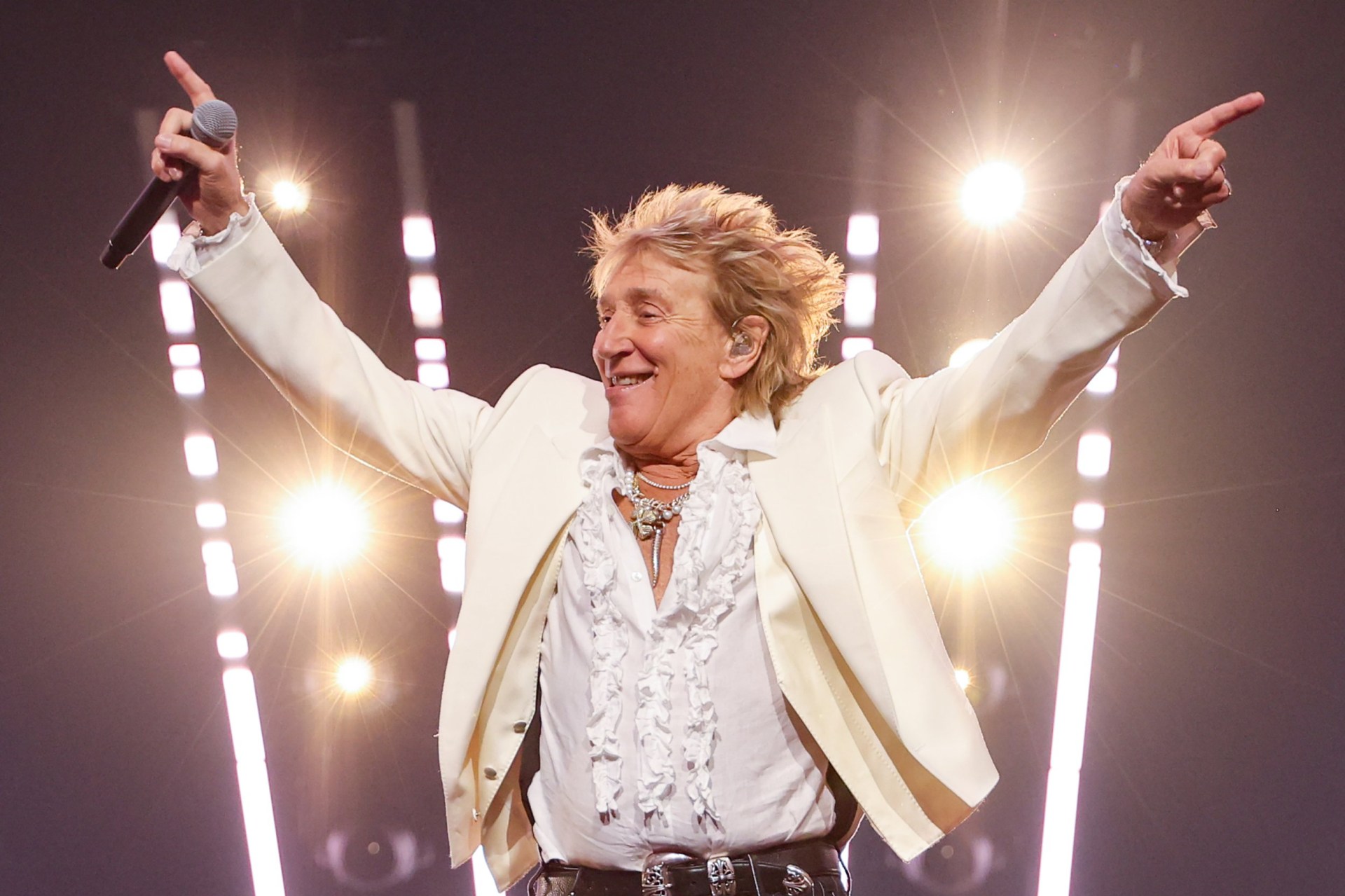 'Devastated' Rod Stewart cancels more concerts weeks before Glastonbury ...