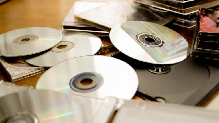 How To Make The Coolest DIY Birdbath Out Of CDs You Never Use Anymore
