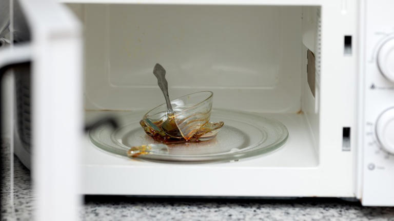 Can You Put A Glass Bowl In The Microwave? (How To Check If It's Safe)