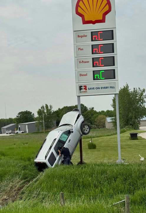 Wisconsin man crashes into gas station sign after high-speed pursuit