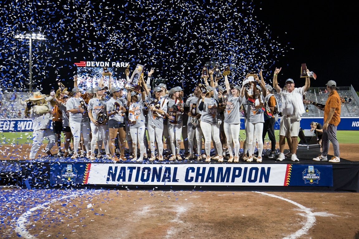 Outstanding photos from the Women's College World Series Final