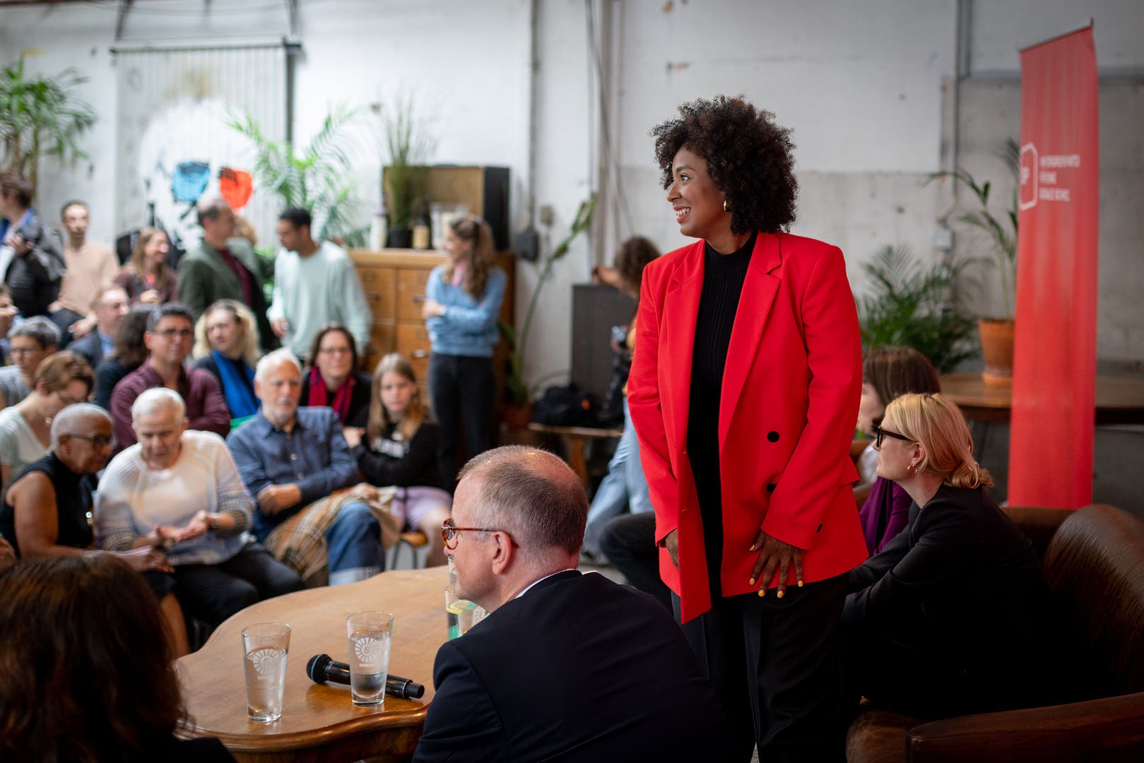 Raphael Golta verkörpert das Establishment, Mandy Abou Shoak ist die ...