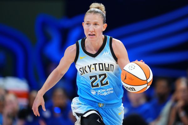 Sky's Vandersloot injures knee, won't return against Fever
