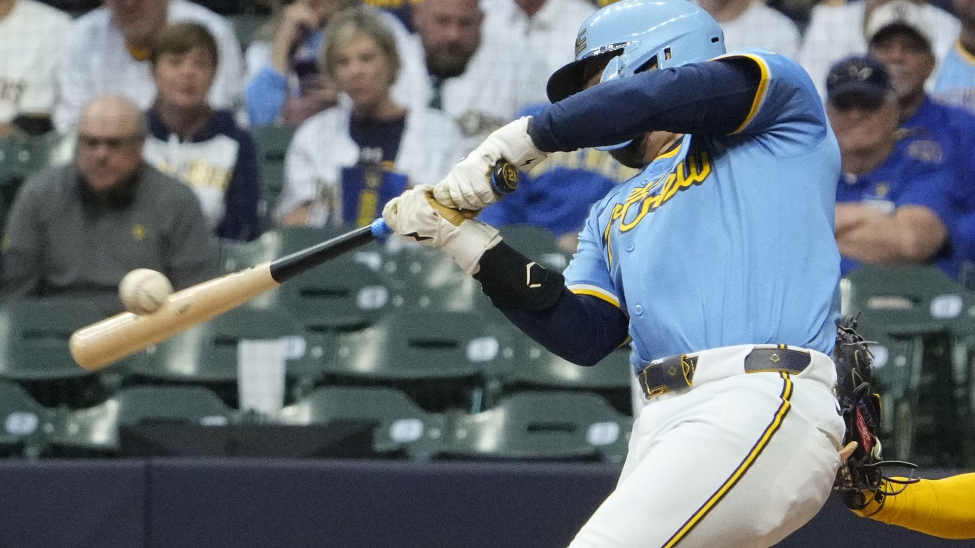 Durbin walk-off homer sends Brewers fans home happy