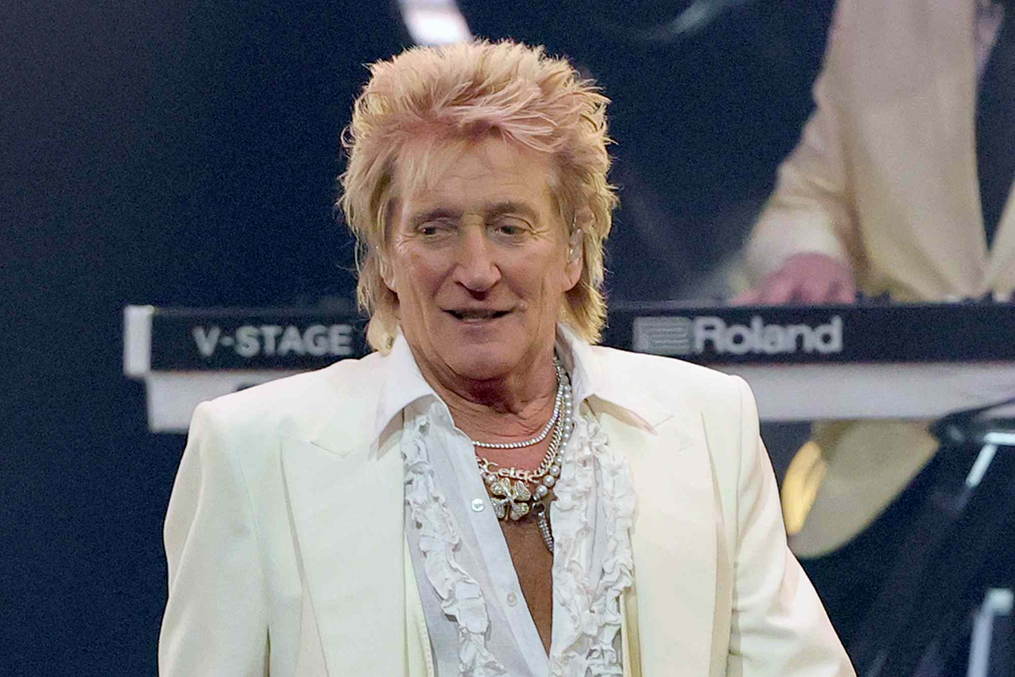 Rod Stewart cancels upcoming concerts due to illness: 'I'm devastated ...