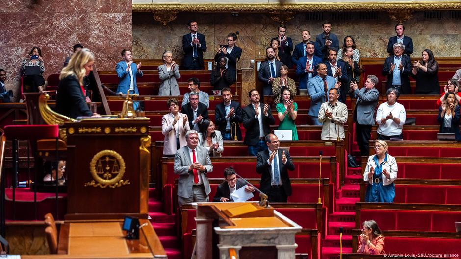 Stymied French politicians turn to the sins of the past