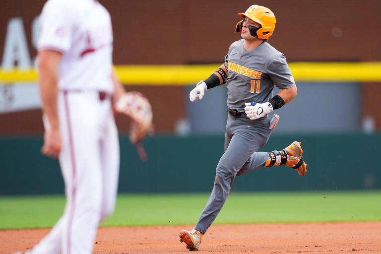 Tennessee baseball vs Arkansas highlights: Vols held to 2 hits in NCAA super regional Game 1 loss
