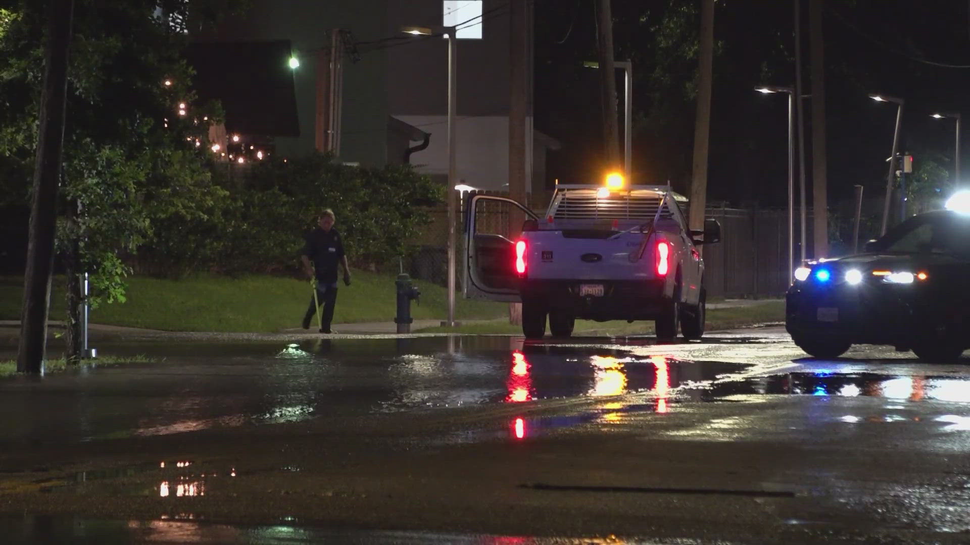 Crews respond to apparent water main break in east downtown Houston
