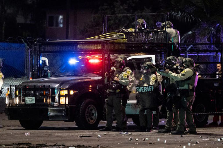 LA protesters 'smash police car windows' as Trump vows to send in ...