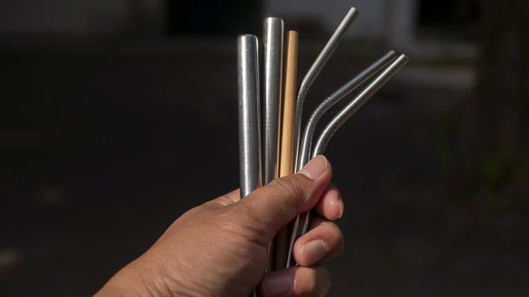 The Dollar Tree Hack That Keeps Reusable Straws Organized In Kitchen ...
