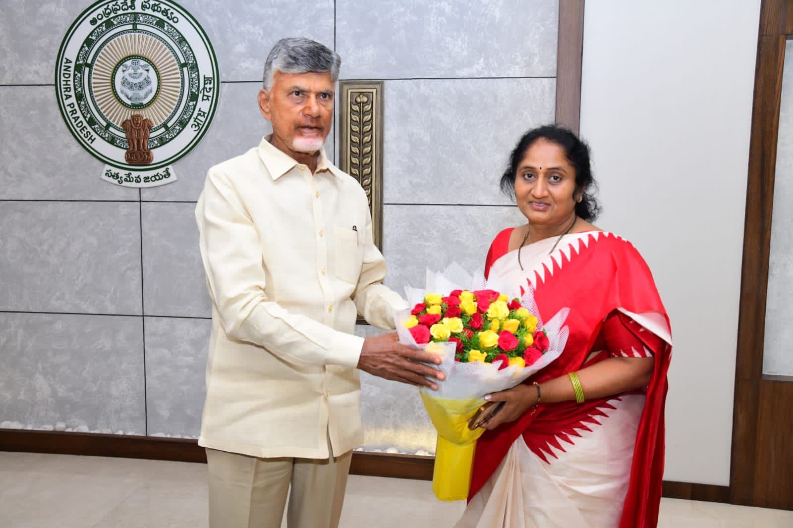 Andhra Minister Savitha: బొకే అందిస్తే విసిరికొట్టిన ఏపీ మంత్రి సవితా ...